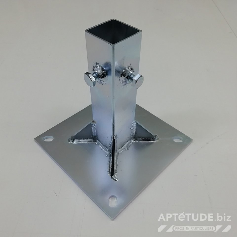 Platine acier avec fourreau et 4 goussets pour poteau 40x40 mm ...