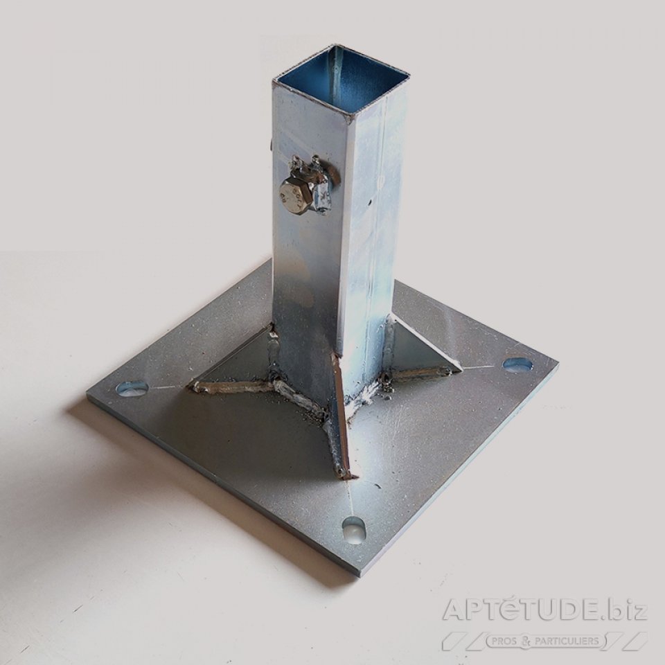 Fourreau à platine acier pour poteau de signalisation 40x40 mm